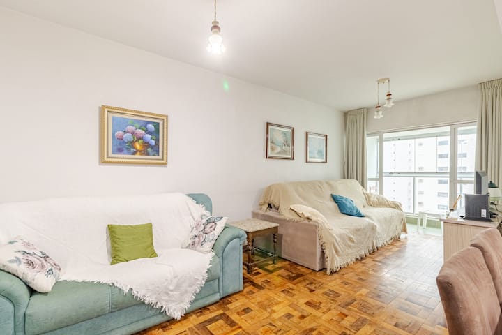 Apto Na Rua Da Praia, Espaçoso E Bem Localizado. - Balneário Camboriú