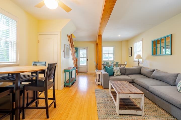 Beautiful Oak Bluffs Cottage Close To Town - Oak Bluffs, MA