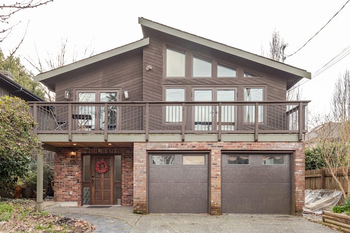 Cozy Wood Burning Fireplace And Garden! - Vancouver