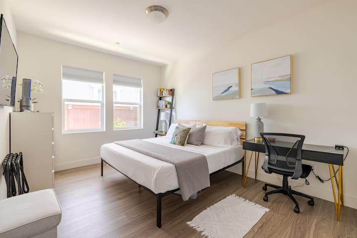 Modern, Comfy Unit At Folsom Ranch/palladio - Folsom, CA