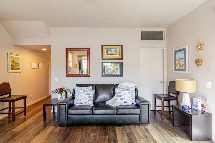 Comfortable Huntington Beach Indoor-outdoor Living - Huntington Beach, CA