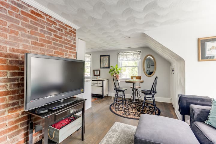 Pineapple Room In Remodeled 1940s Old Church Home - Norfolk, VA