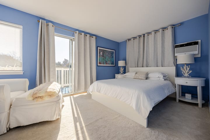 Seascape Beach Home | 2bed 1.5bath |Parking - Stamford, CT