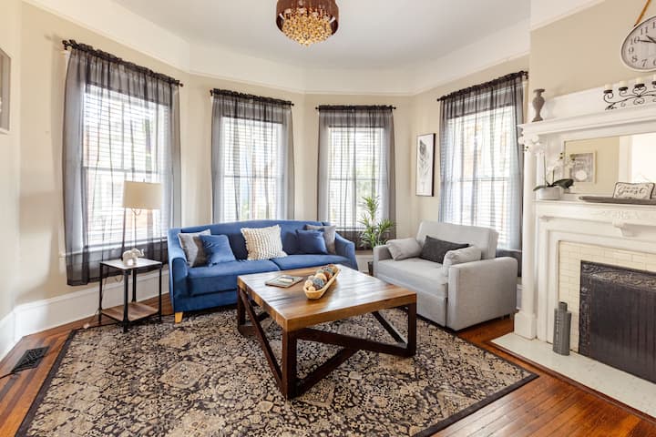 Stylish One-bedroom Based In The Historic District - Savannah, GA
