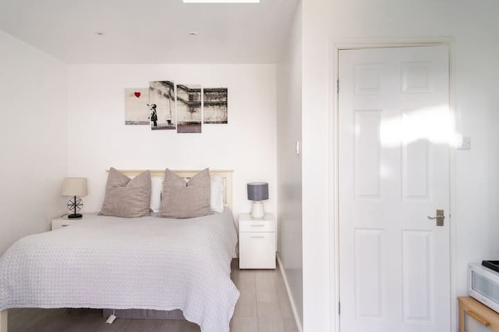 Independent Annex With Parking (On Request) - London