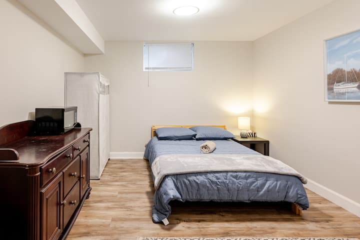 Clean Guelph Bedroom In Basement - Guelph