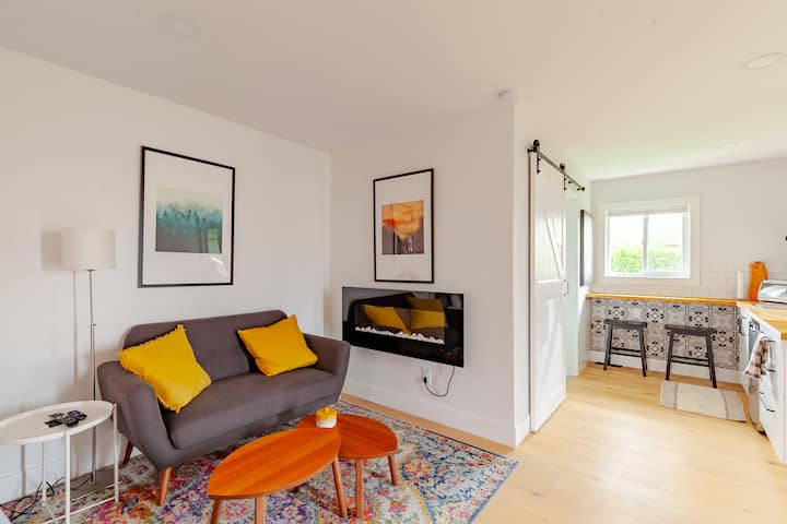 Clean Modern Suite In Beautiful Brackendale - Squamish