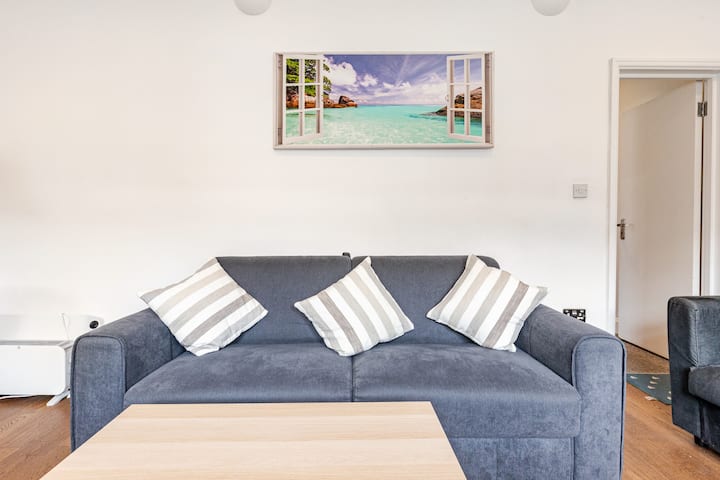 2 Bed 2 Bath Flat Free Parking & Easy Tube Access - London