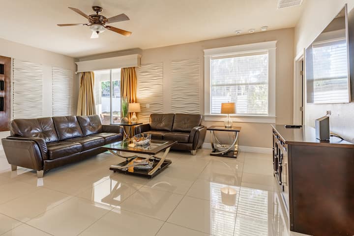 *Arcade/pool Table Next To Silversprings Park - 오캘라