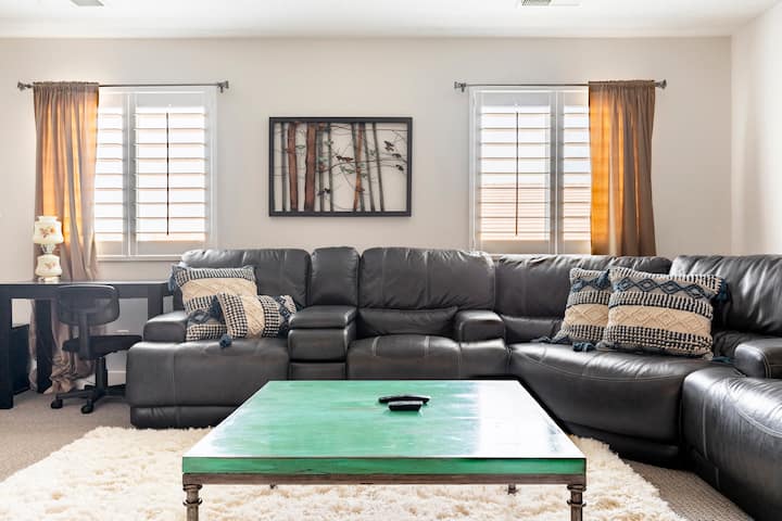 (Full Upstairs) Beautiful Farmhouse Style Home - Hurricane, UT