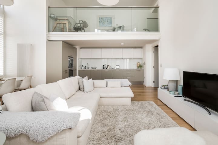 Stunning Central 2-bed Mezzanine Apartment - Edinburgh