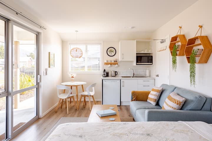 Modern Comforts, Central Location, Mountain Views - Te Anau