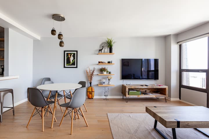 High Floor Luxury With A View - Chicago, IL