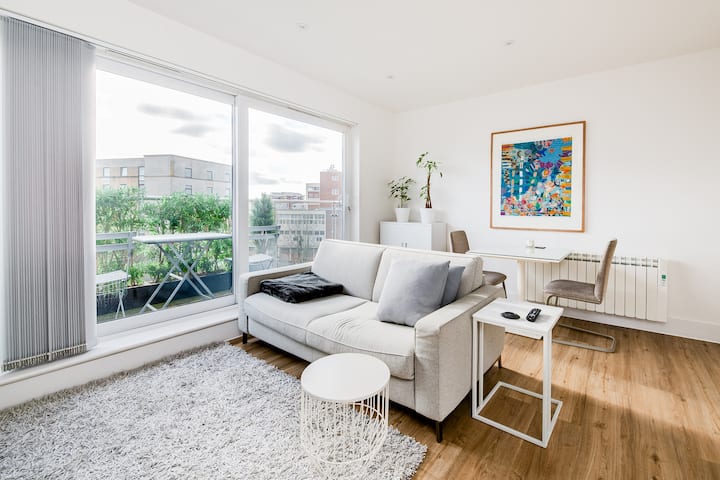 Town Ctr, Balcony, Free Parking, Modern Penthouse. - Bourne