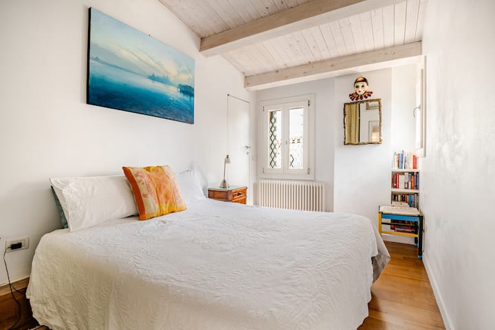 Dorsoduro Jewel Box W/ Private Garden - Venice