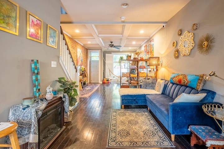 Spacious Queen Bedroom & Private Bath W/ Tv & Desk - Baltimore, MD