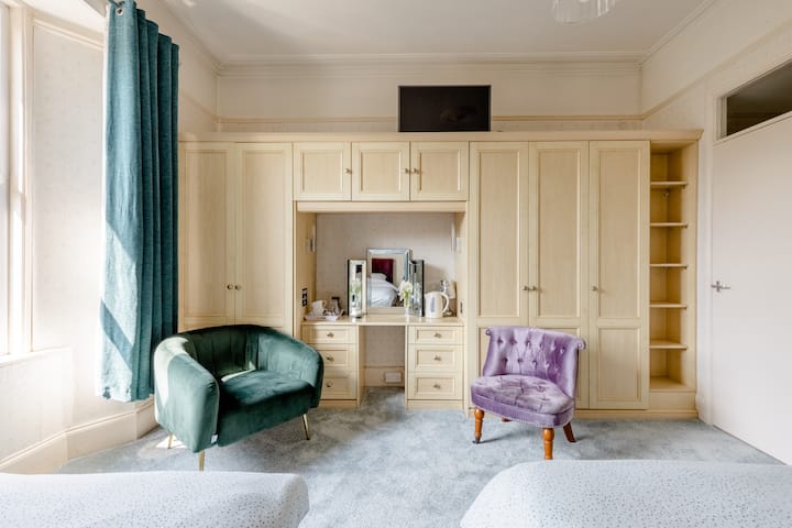 'Wave N Sea'. ( Twin), ( En-suite Toilet & Sink) - Newton Abbot