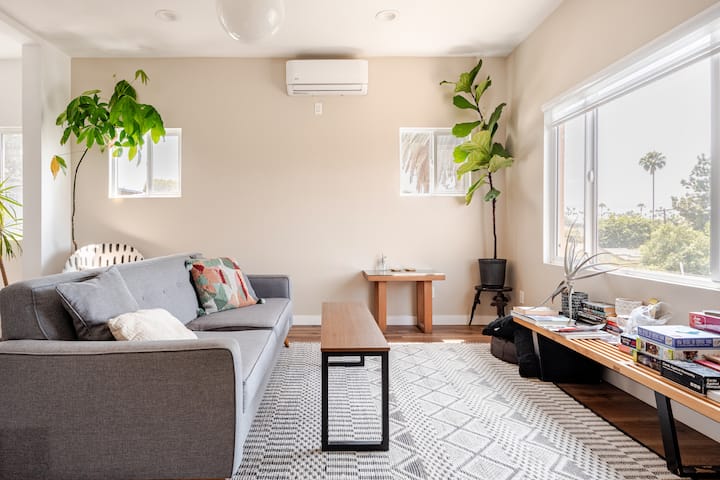 Jefferson Park / West Adams Apartment In The Sky - Beverly Hills, CA