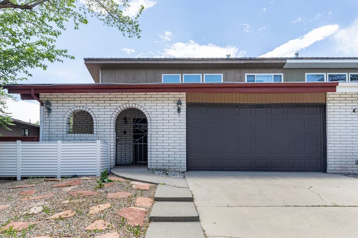Superbly Located Newly Refinished 2 Bedroom Bsmt - Salt Lake City, UT