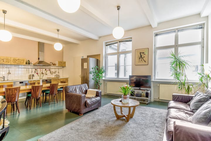 Soak Up The Unique Vibe Of An Expansive Artist's Loft - Berlin