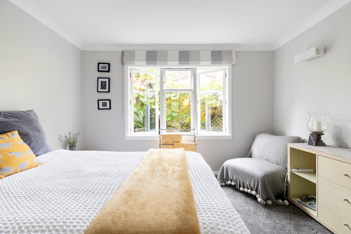 Lovely Big Room Close To Hospital And Town -