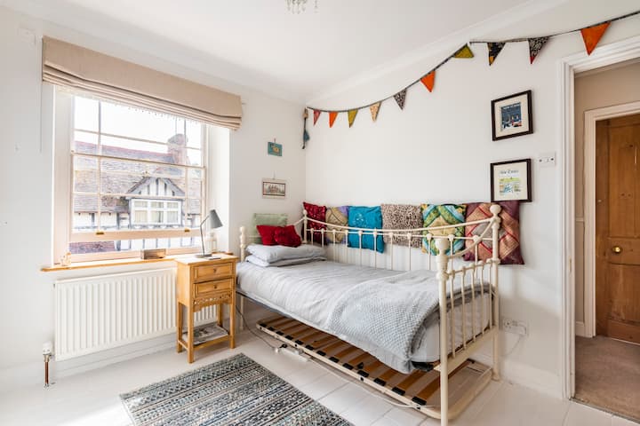 Cosy Single Room With Desk In Cotswold House - Cirencester