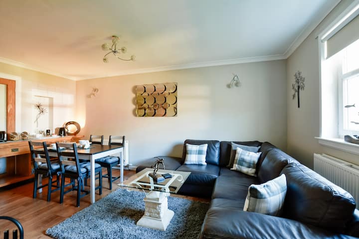School House - Private Bedroom, Bathroom & Lounge - Crail