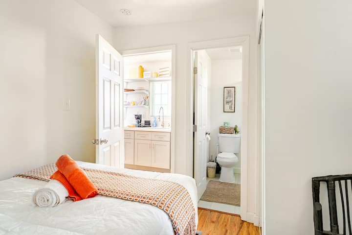 Cozy City, Mountain Hide Away! Great Area - Pasadena, CA