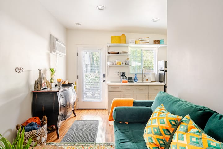 Cozy City, Mountain Hide Away! Great Area - Altadena, CA