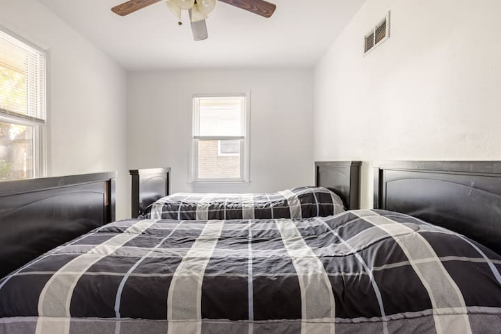 Cozy, Private Unit W/ Off Street Parking. - Kansas City