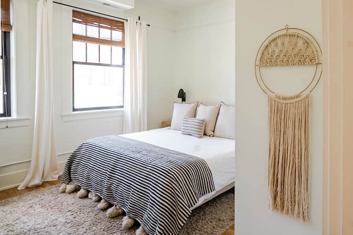 The Tailor's Loft, 1 Bdrm Apt. In Downtown Geneva - West Chicago, IL