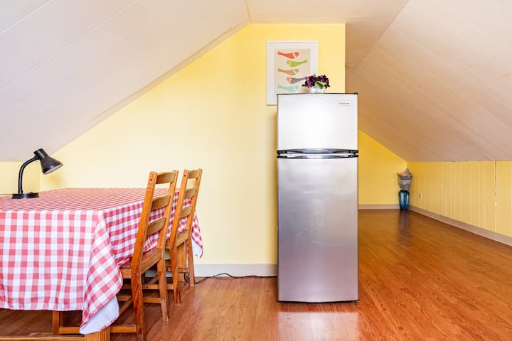 Cozy Attic+private Bath/entrance - Newton, MA