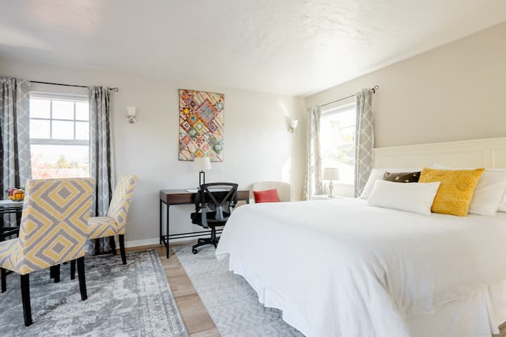 Private Bird's Eye View Apartment - Cambria, CA