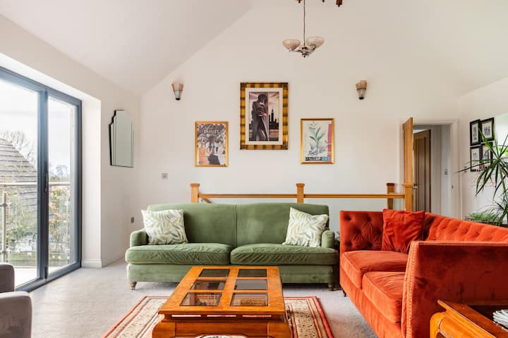 Contemporary With An Art Deco Vibe - Angleterre