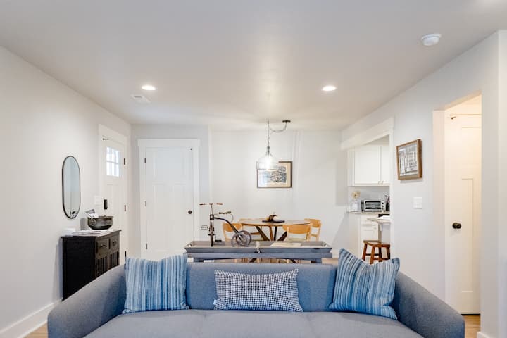 Modern Bentonville Guesthouse: Steps To Trails - Bentonville, AR
