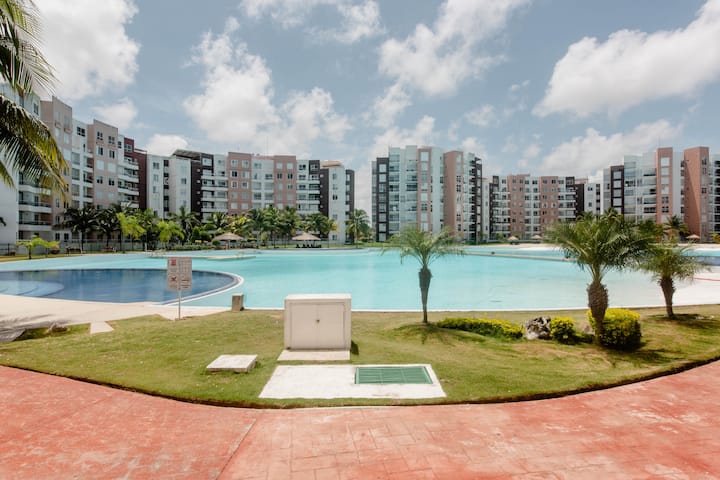 Supervacaciones En La Alberca Mas Grande De Cancún - Cancún