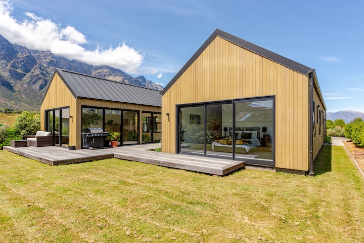 At The Foot Of The Mountains - 퀸스타운