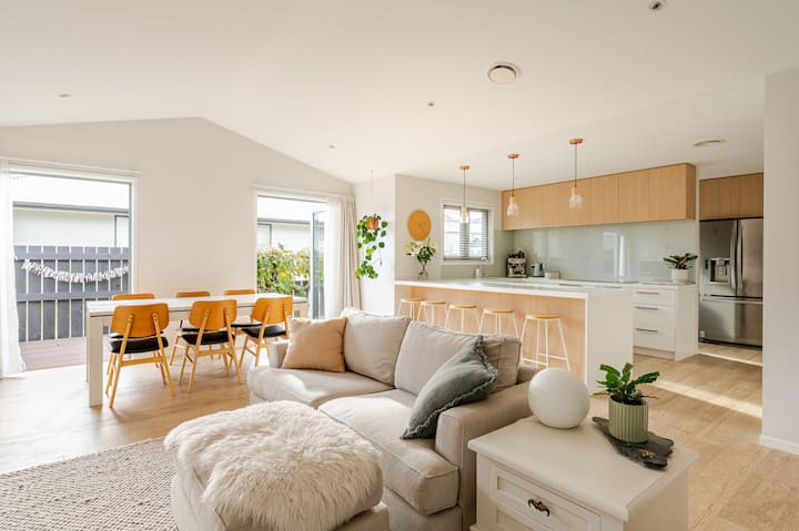 Modern Comfortable Family Home In Quiet Location - Queenstown