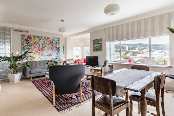 Sunny & Stylish 3-bedroom Art Deco Apartment - Wellington