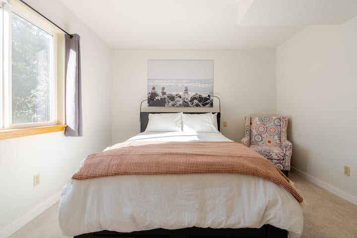 Peaceful Garden View | Private Entry | Sleeps 4 - Bellevue, WA