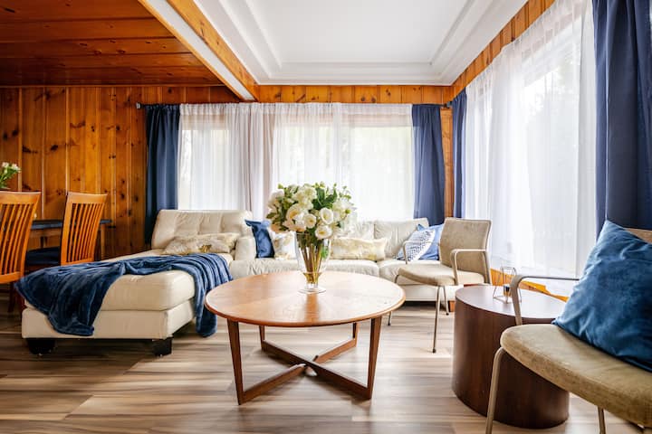 Beautiful 5 Bedroom Chalet With Pool - Montréal, QC