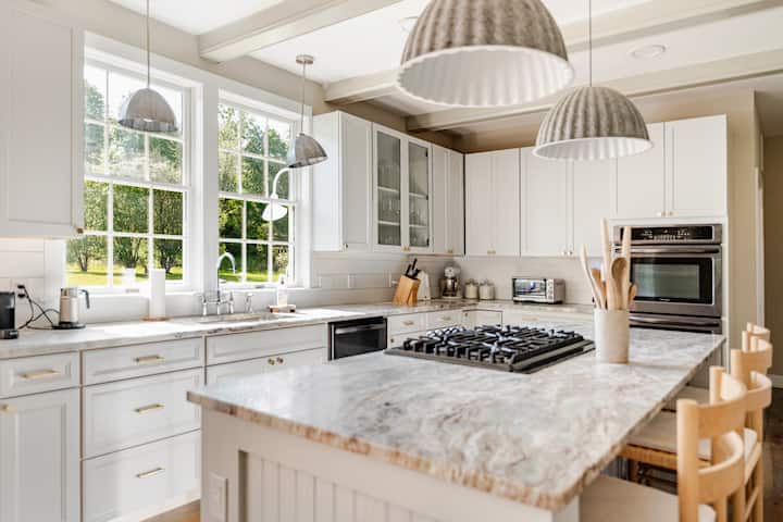 Modern Rhinebeck Farmhouse With Chef's Kitchen - Red Maple Vineyard, West Park