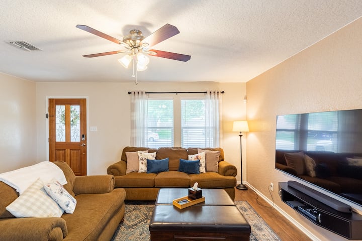 Large Home Near Lackland Afb, Minutes To Seaworld - Lackland AFB, TX