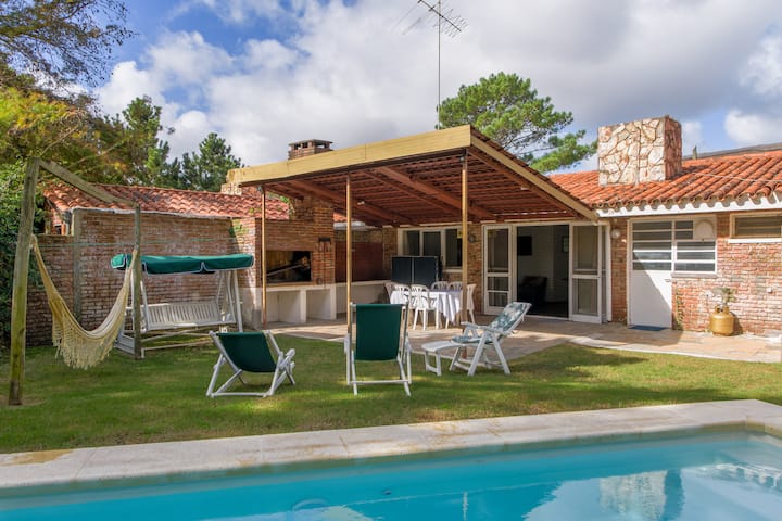 Encantador Chalet Con Piscina Climatizada - Uruguay