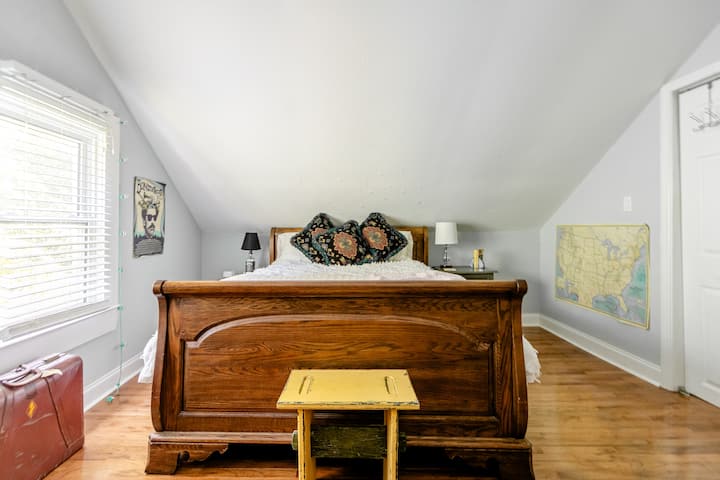 Cozy Attic Bedroom Hideaway W/ Private Living Room - Chattanooga, TN