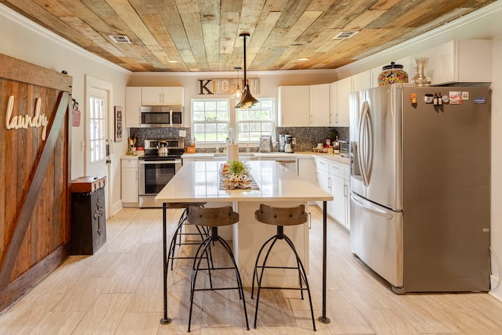 The Railway Retreat-sleeps 10 - Ennis, TX