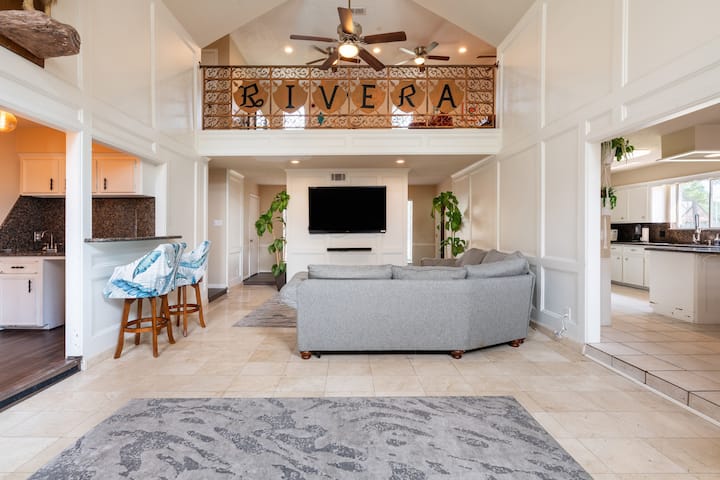 Poolside Manor 5 Rooms, 3,500 Sq Ft+ (Champions) - Houston, TX