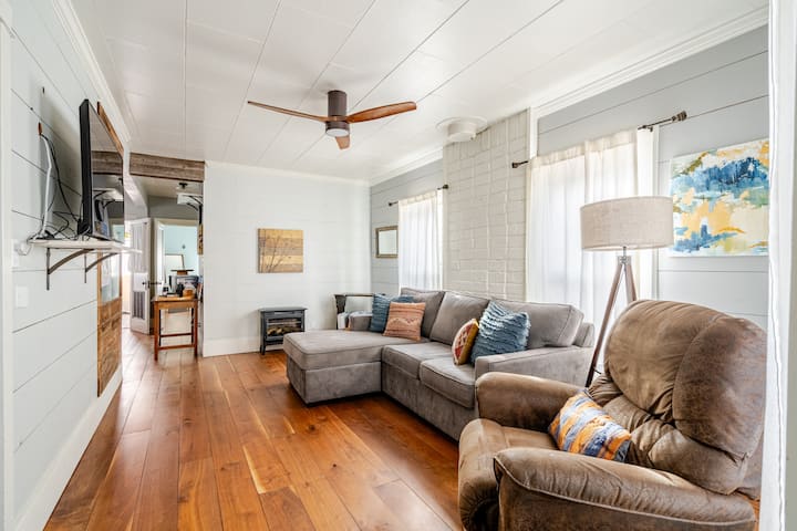 Sunny Getaway: Fenced | Near Trails, Dining, Music - Bend, OR