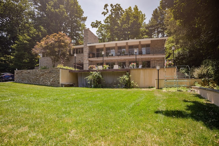 Gorgeous Mid-century Gem Near Lake Roland - Towson, MD