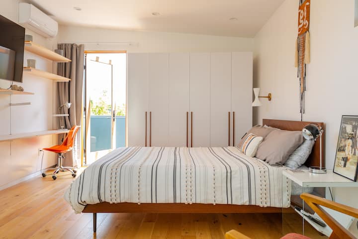 Secluded Modern Guest House 1br/2-story - Los Angeles